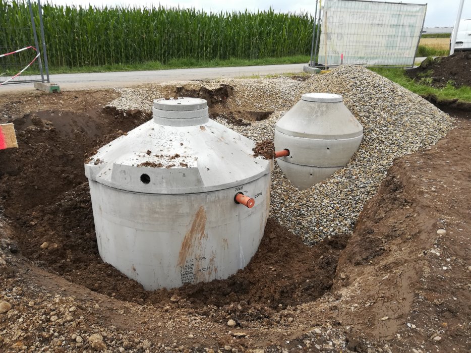 Regenwasseranlage aus Beton für die Gartenbewässerung- Einfamilienhaus ...